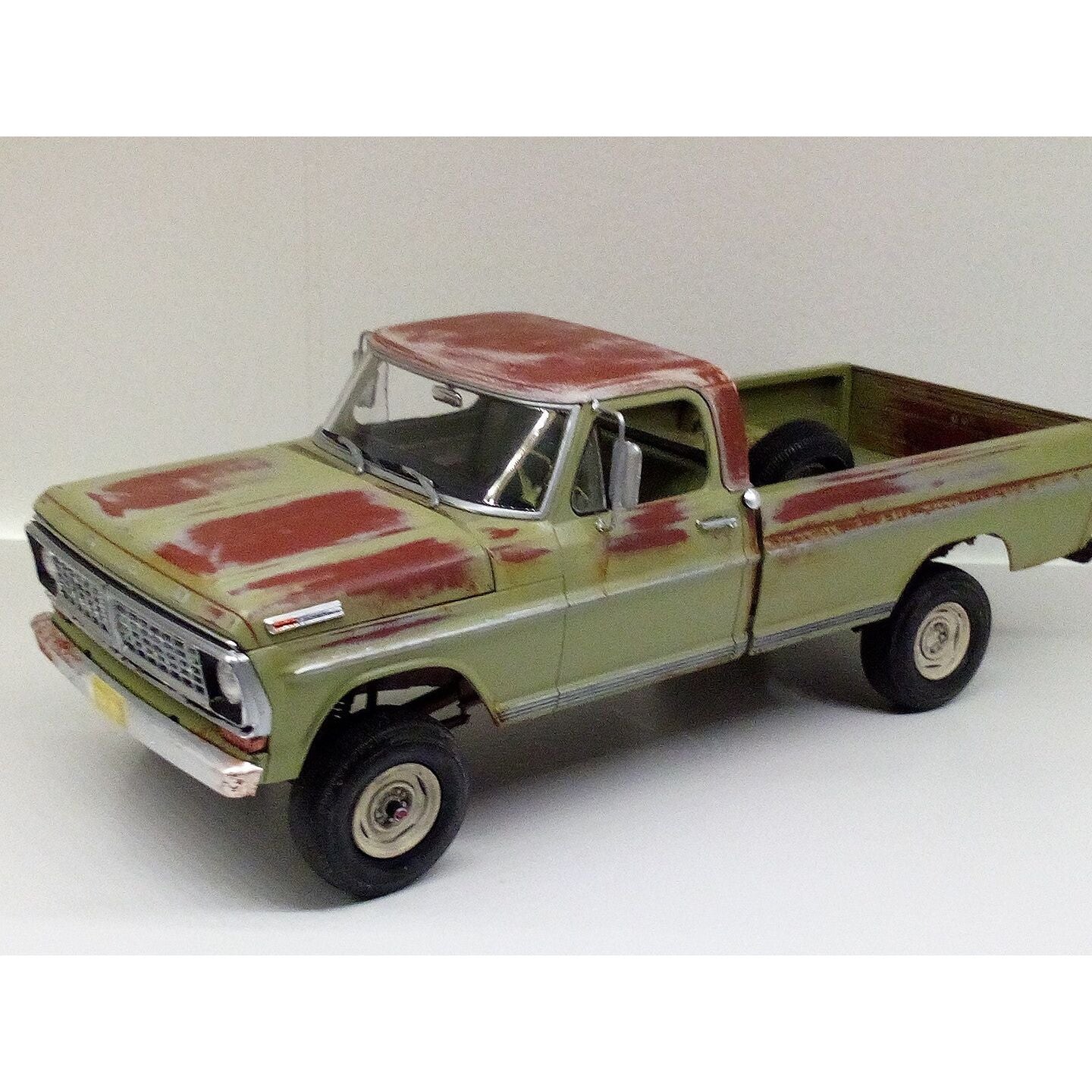 Moebius 1970 Ford F-100 Custom Cab 4x4 1/25 Scale Model Kit – ModelCars.com