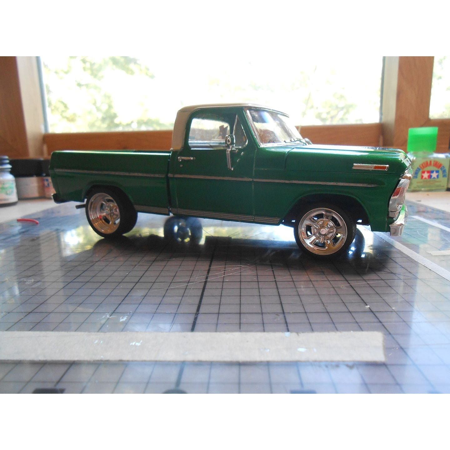 Moebius 1970 Ford F-100 Custom Cab 4x4 1/25 Scale Model Kit – ModelCars.com
