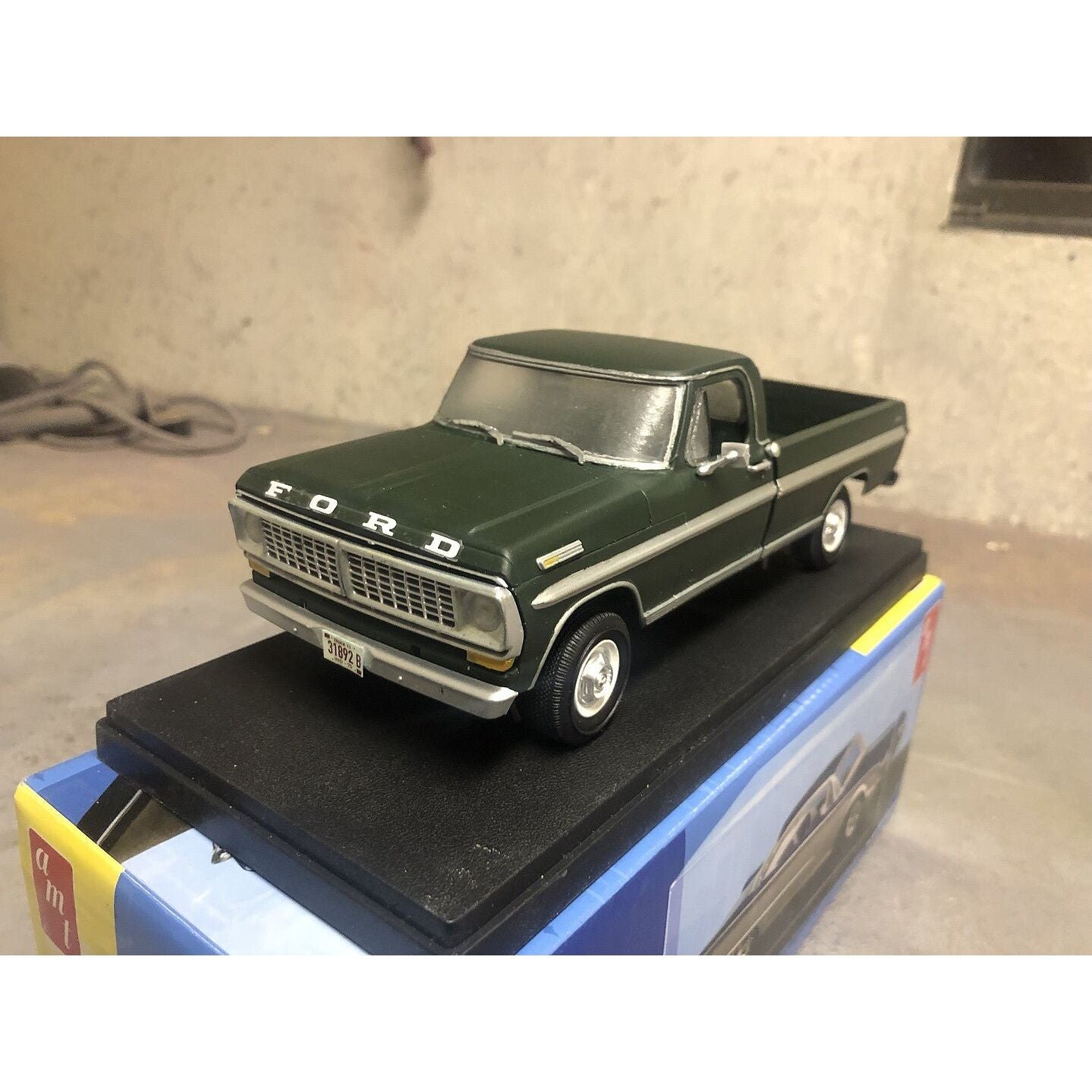 Moebius 1970 Ford F-100 Custom Cab 4x4 1/25 Scale Model Kit – ModelCars.com