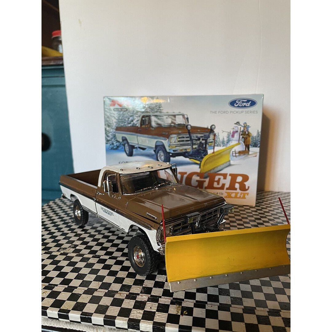 Moebius 1972 Ford F-250 4x4 With Snow Plow 1/25 Scale Model Kit ...
